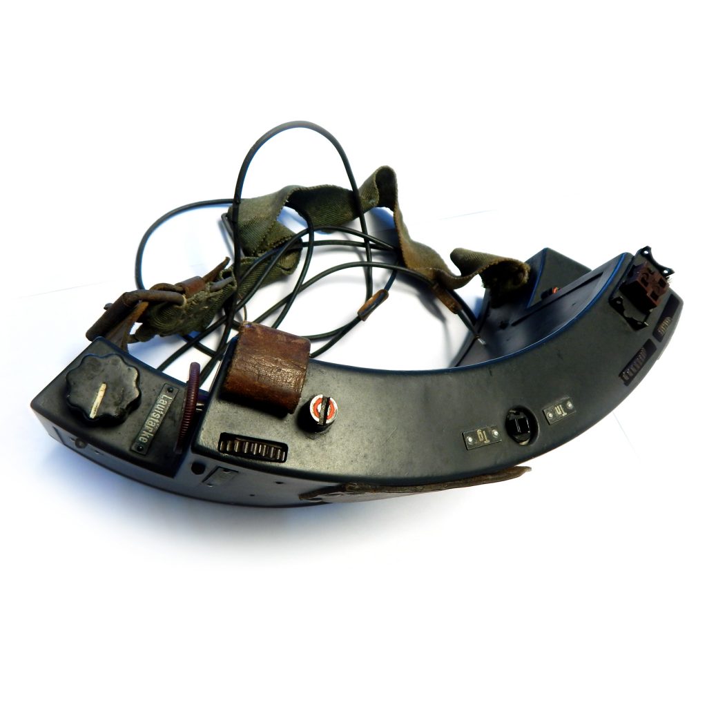 The “Gürtelpeiler”, a wearable radio signal interceptor - Deutsches ...